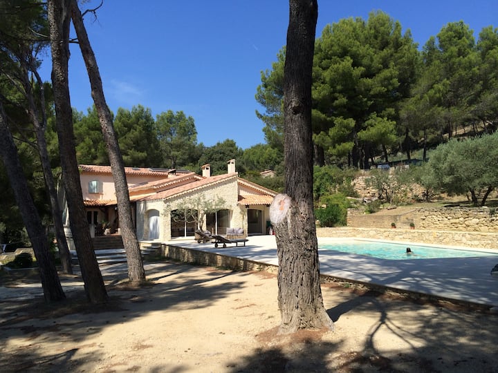 Vaste Propriété Avec Piscine Et Parc Arboré - France