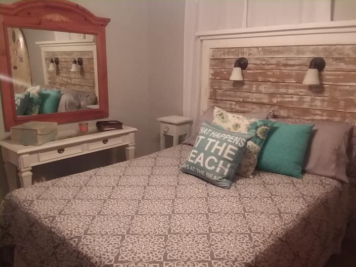 10 Minutes From Florida’s Most Beautiful Beaches! - Pinellas Park, FL