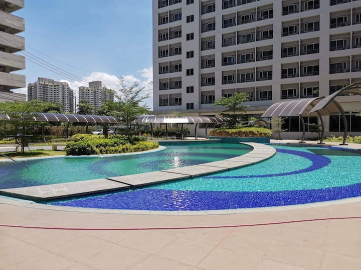 Apartment With Pool Near Bonifacio, Airport & Mall - Taguig