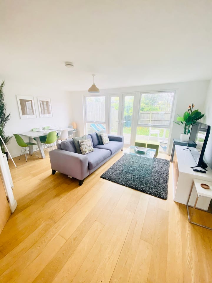 Renovated 4 Bedroom 2 Bathroom House With Parking - Brighton