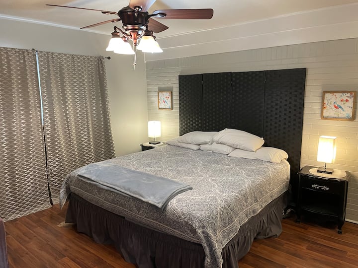 Orient Xpress- Private 1 Bedroom With Sleeper Sofa - Midland
