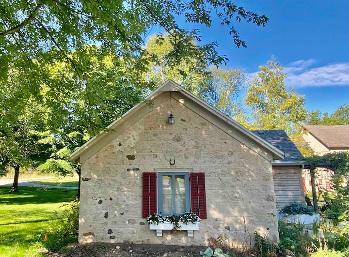 Adorable 1-bedroom Historic Stone Guest Cottage - Jackson, WI
