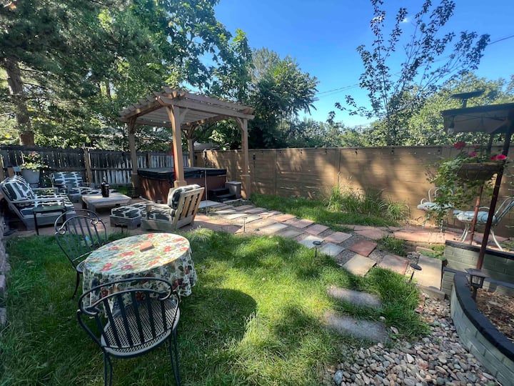 Golden Oasis: Private Garden, Hot Tub And Patio - Denver, CO
