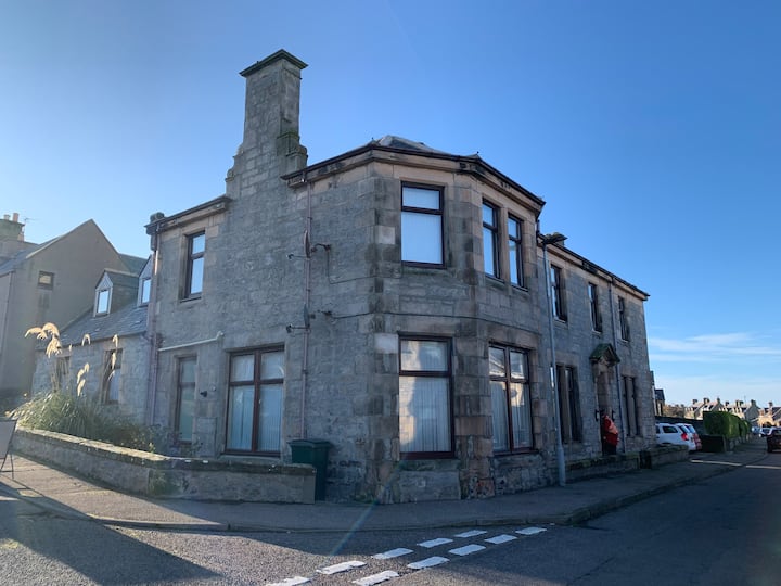 Cozy, Stylish Apartment In The Heart Of Lossie. - ロジーマス