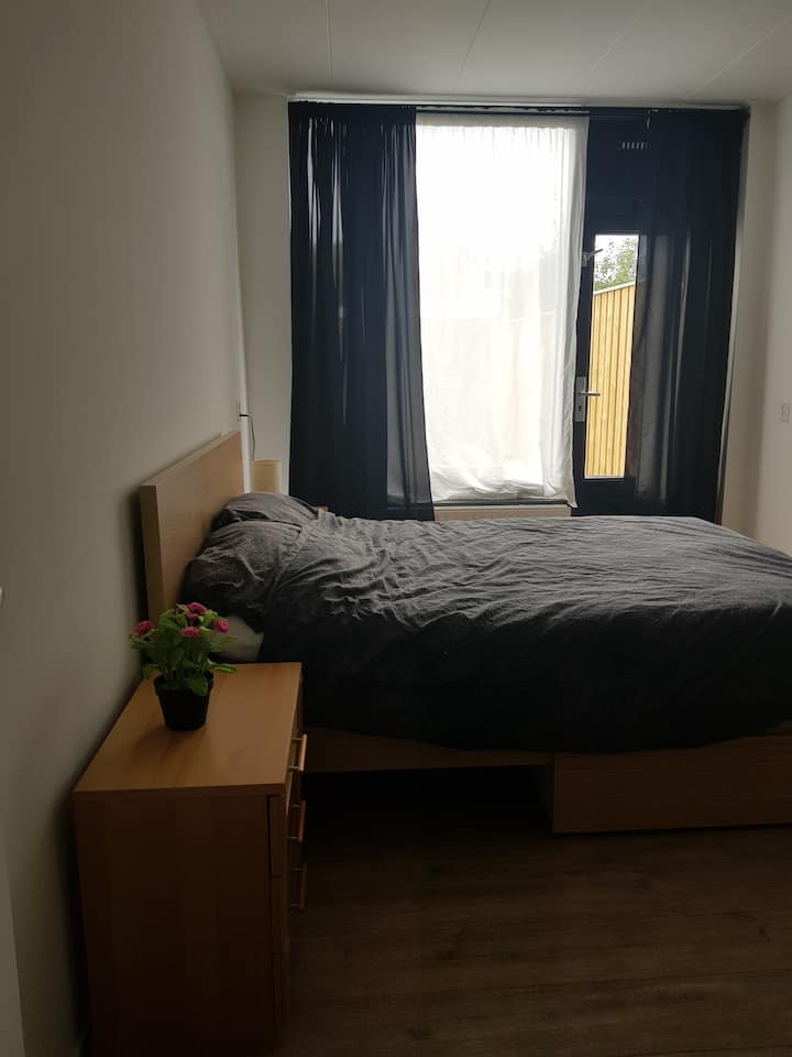 Fijne Slaapkamer Met Toegang Tot Tuin. - Oosterbeek