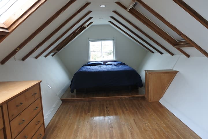 Spacious House With Edible Garden - Emeryville, CA