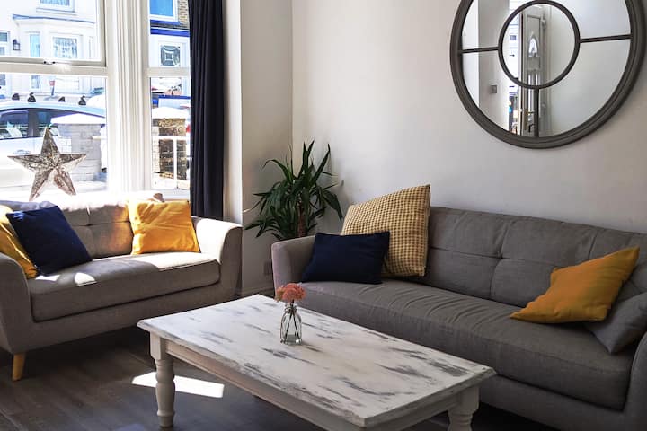 Seaside Townhouse -4 Bedroom With Decked Sun Area - Isle of Wight