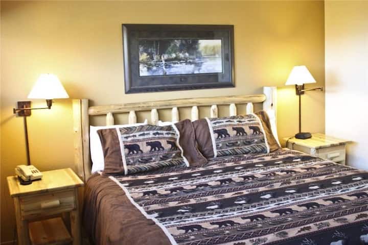 View/2 Bedroom Ski In Ski Out Condo / Sleeps 6 - Whitefish, MT