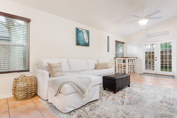 Entire Jax Beach Bungalow 7 Blocks From Ocean - Neptune Beach, FL