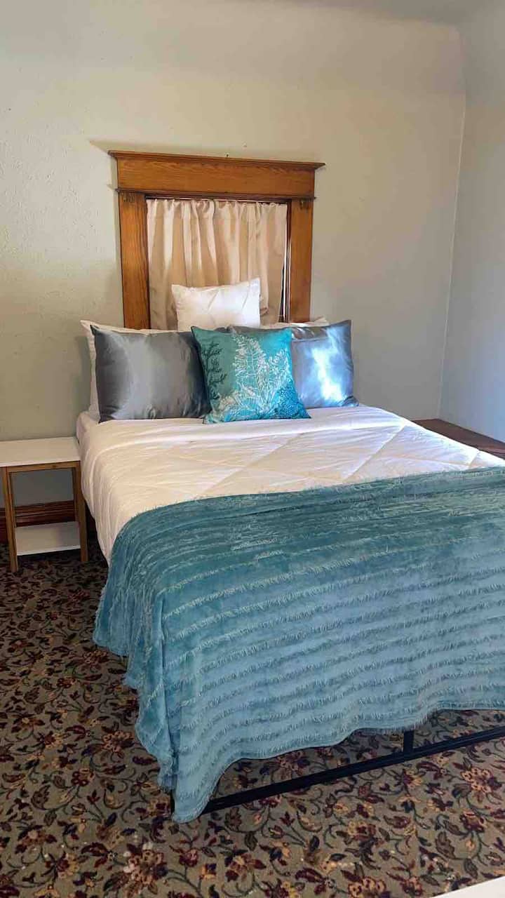 Cozy Corner - Private Room - South Bend