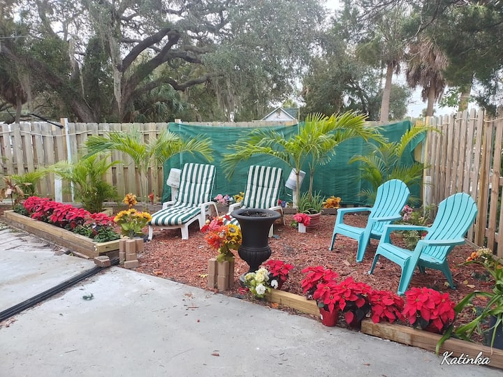 Cozy Place 8 Min Drive From Clearwater Beach - Dunedin, FL
