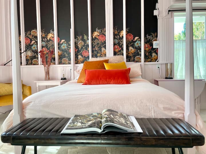 D1 Inn Boutique Queen Bed And Freestanding Tub - St. George, USA
