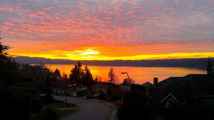 Castle With The Lake Sammamish View. - Issaquah, WA