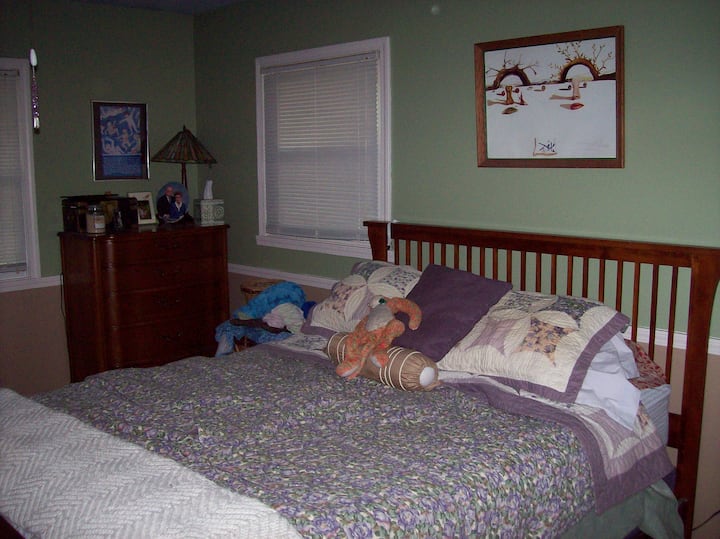 Queen Bed, Grill, Hammocks - Rockford, IL