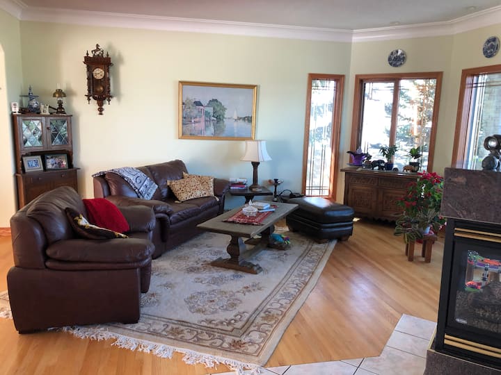 Rocky Mountain View Bed & Breakfast. - Cochrane