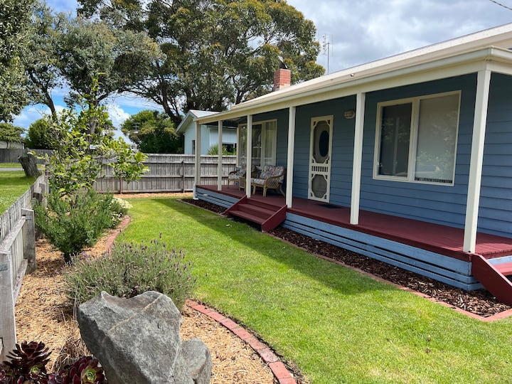 Bluedaze Bay Cute Beach Cottage ~Pets Plus Wifi - Apollo Bay