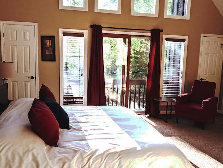 Cozy Lake George Hideaway Near Lake And Town - Lake George, NY