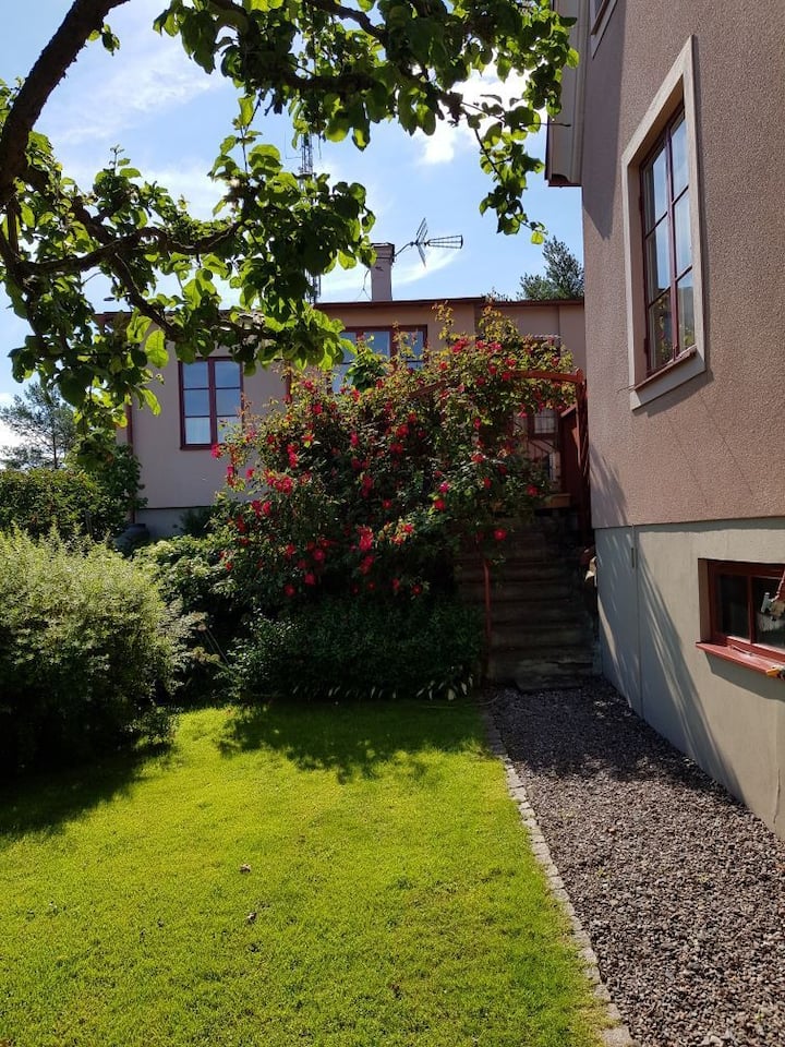 Fint Gårdshus I Vacker Trädgård - Västervik