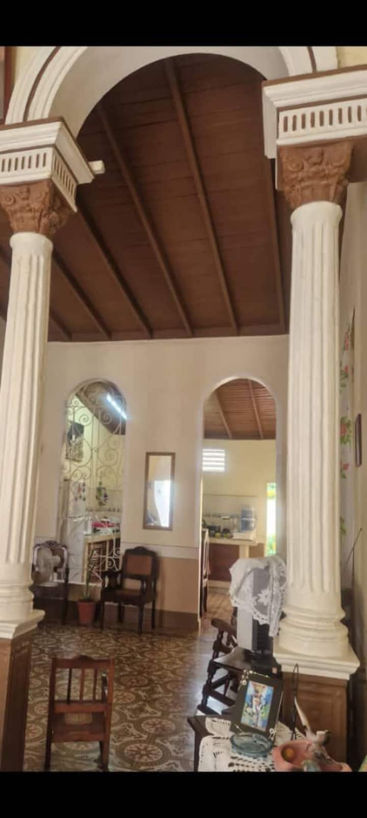 Laura Y Familia (Hab1) - Cuba