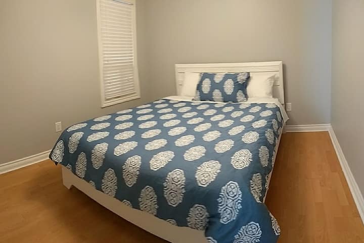 Quaint N' Cute Bungalow! 2 Blocks To Clifton Hill! - Niagara Falls