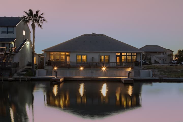 Spacious 1 Story On Canal, Boat Dock & Kayaks! (A) - North Padre Island, TX