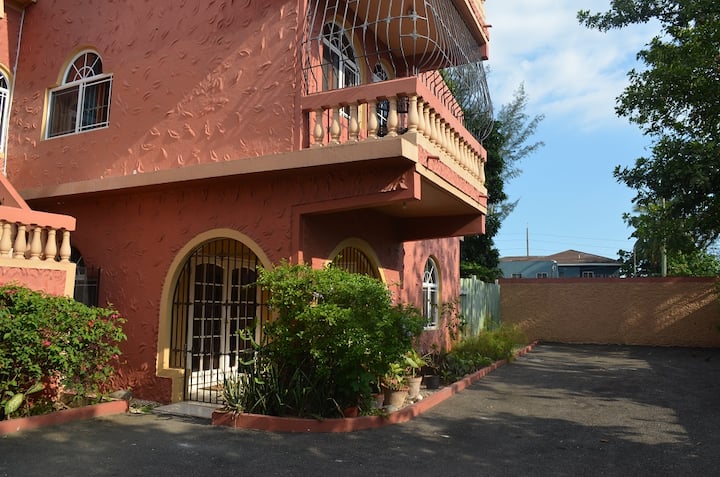 Cozy Family Apartment In Kingston - ジャマイカ キングストン