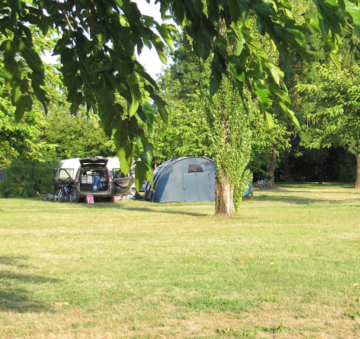 Un Camping Au Fil De L'eau à Chaniers/charente 17 - Saintes