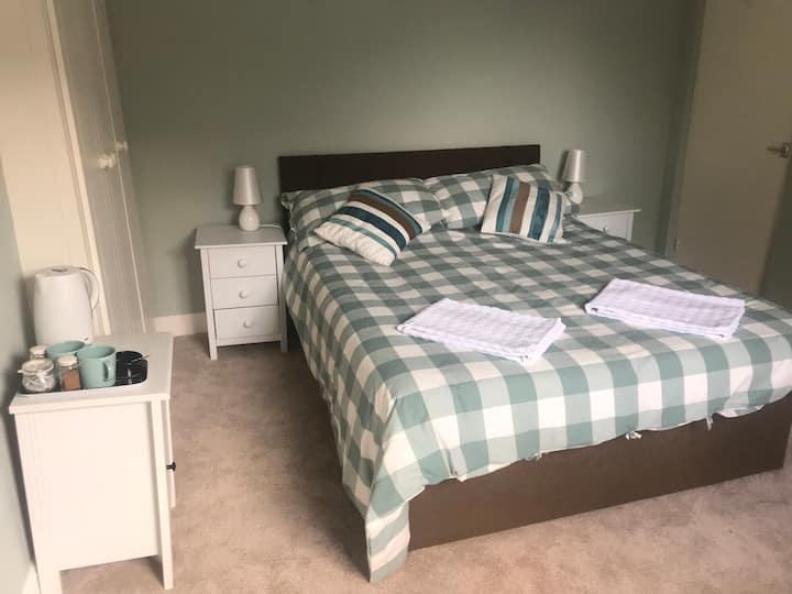 Good Sized Bedroom Close To Town And Race Course - Cheltenham
