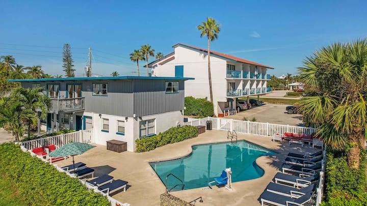 2/1 Hutchinson Island, Oceanview, Pool, Sleep 6, D - Fort Pierce, FL