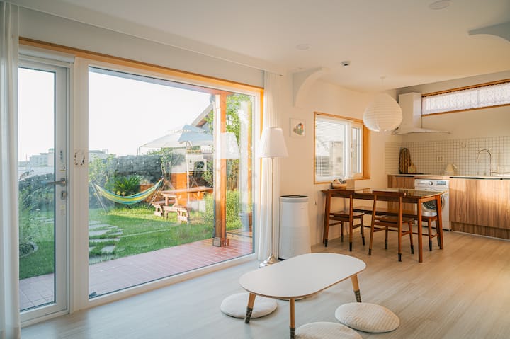 키즈 프렌들리함과 감성을 다 갖춘 가족숙소! 월정리바다까지 걸어서 4분! 달물인연M동 - Jeju-si