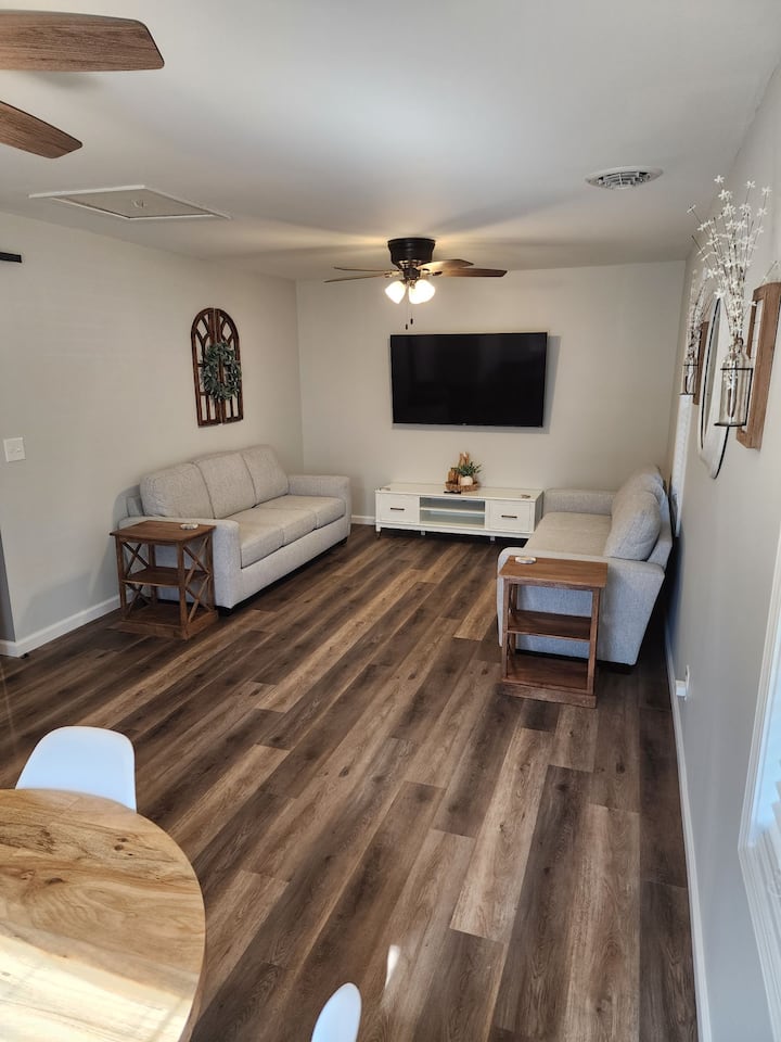 Beautiful Creekside House Near Uiuc - Champaign, IL