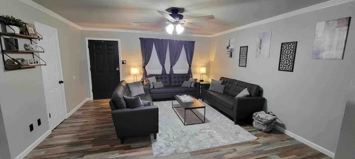 The Gray House - Farmhouse Chic - Lawton