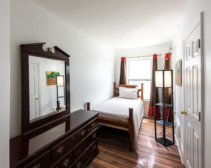 Top 4 Bed Room Apt 2 Minutes To Subway W Parking - Malden, MA