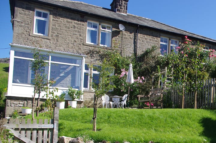 Pet Friendly Cottage, Appletreewick, Yorks Dales - Skipton Castle