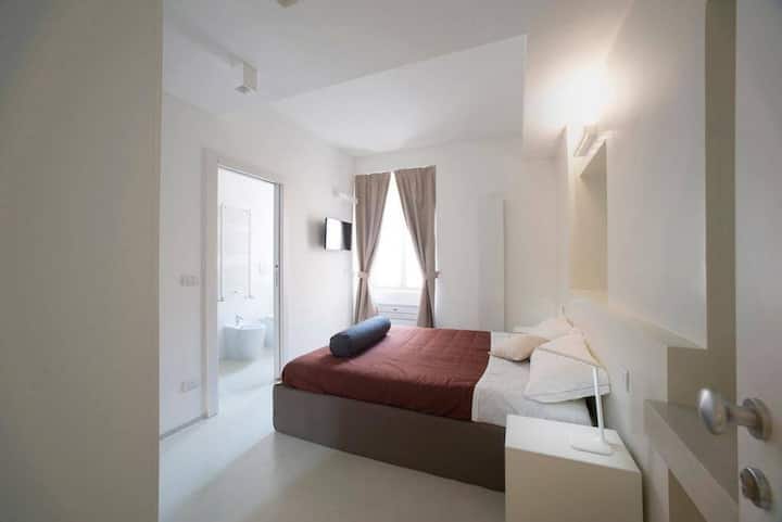 Double Standard Room - Private Bathroom - Milan