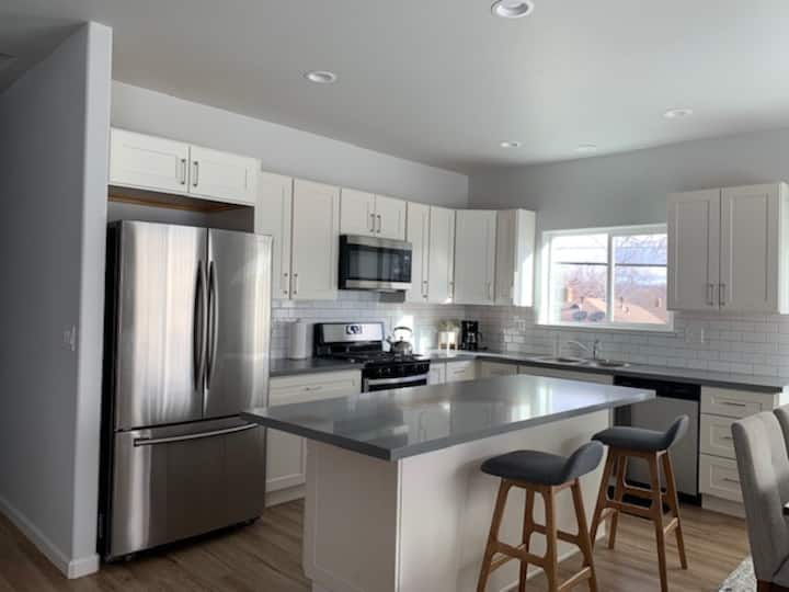 Stylish & Modern 3 Bed/2 Bath Home Near Midtown - Reno, NV