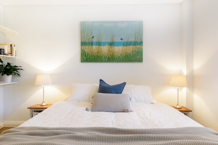 Stroll To Coogee Beach From A Sunny Apartment With A View - Bondi Beach