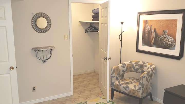 Quiet Guelph Clean Bedroom In Basement - Guelph