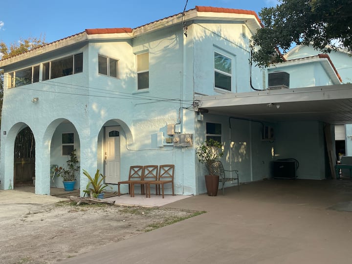 Tropical Island Guest House - New Smyrna Beach, FL