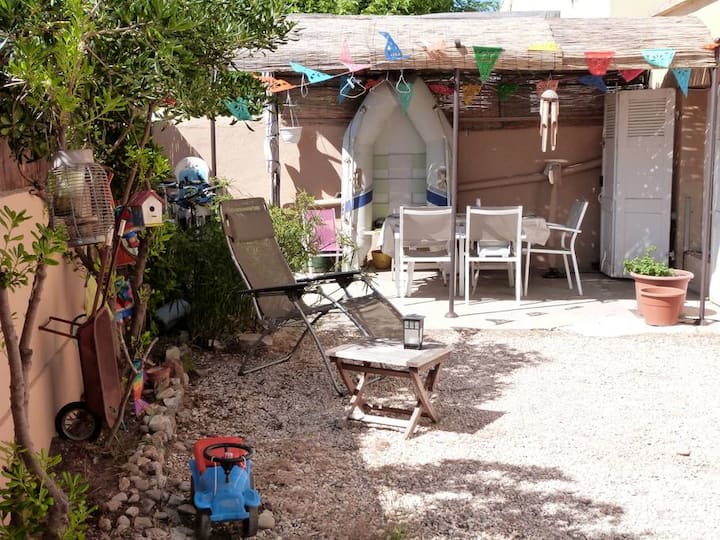 Villa (2 Apparts) Avec Jardin à 50 M De La Plage. - Hyères