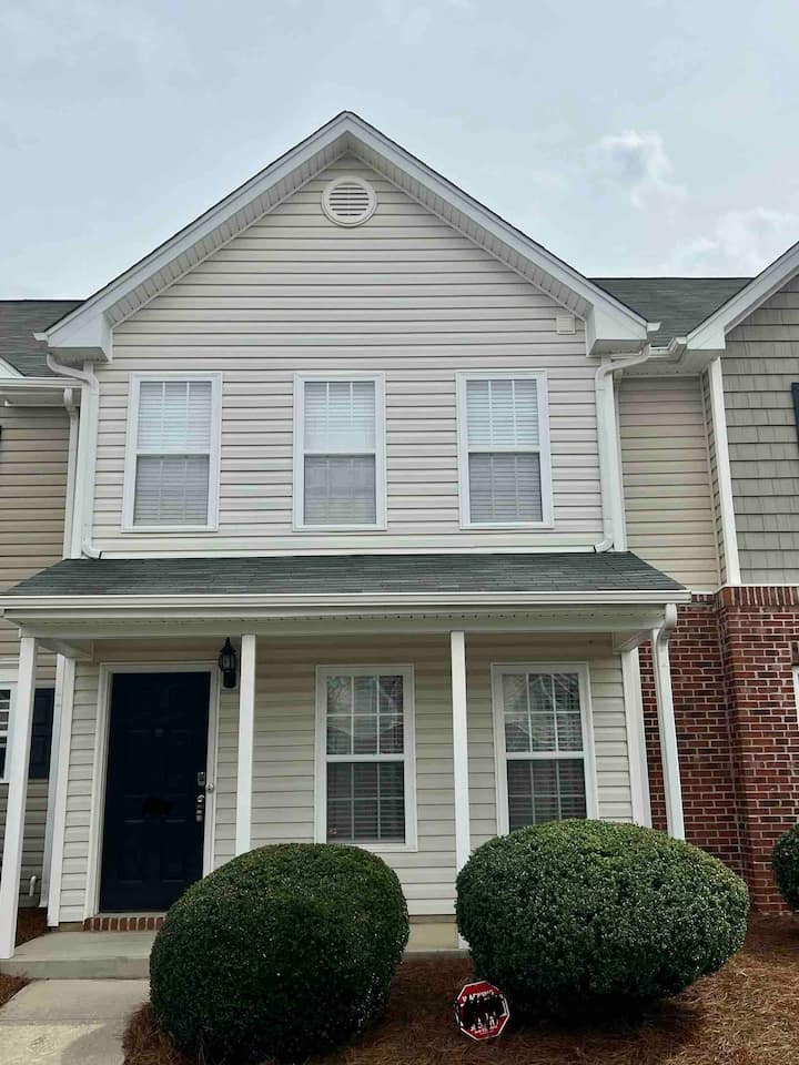 Nice 2-bedroom Townhouse. - Greensboro, NC