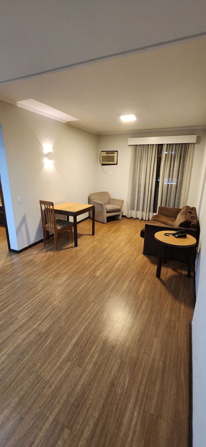 Apto 107 - Amplo Apto No Centro - Curitiba