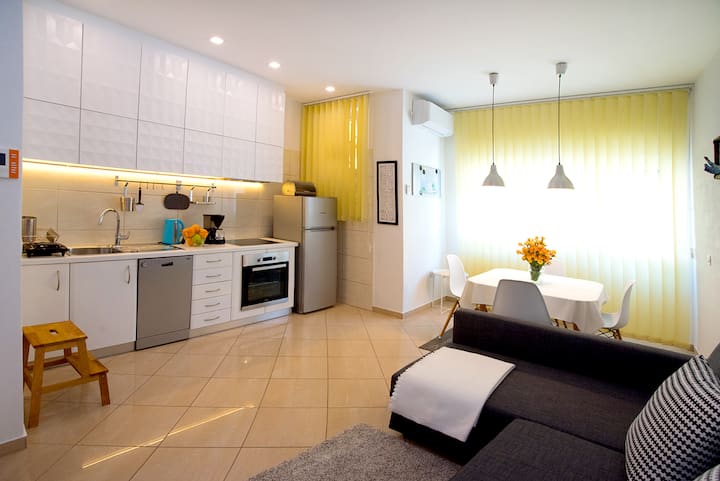 Apartment Petra With A Garden & Bbq - Split