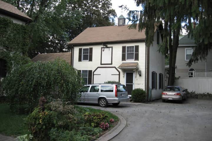 Charming 3 Room Apt In 1870 Carriage House - 알링턴