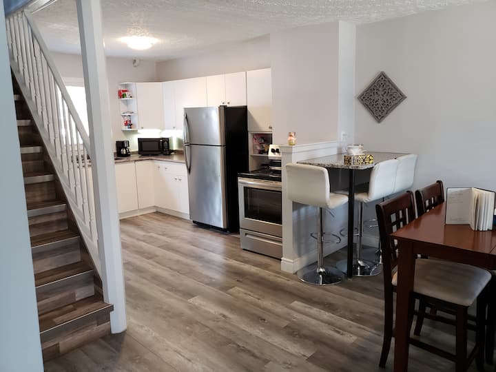 Charming Canadian 3 Bdrm +1, 2 Bath Windsor Home - Windsor