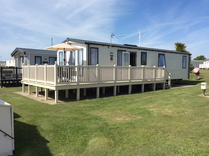 Lovely Static Caravan With Stunning Sea Views. - Barton on Sea