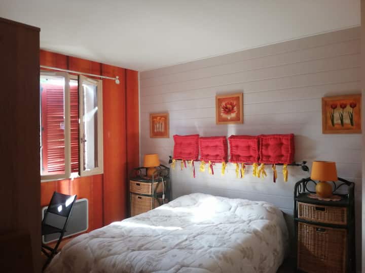 Chambre Rouge : Privée Dans Grande Maison Calme - Aurillac