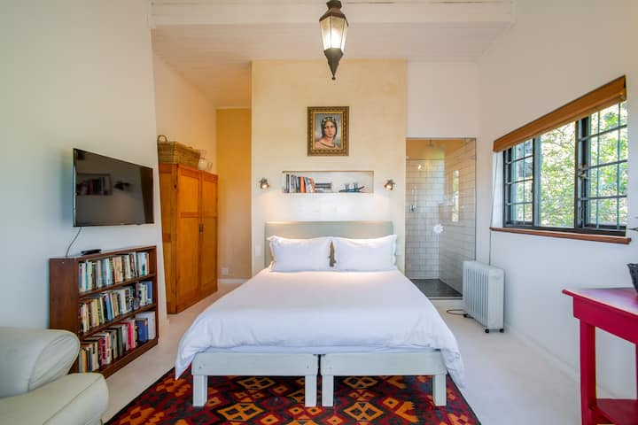 Camps Bay Private Garden Apartment - Cape Town