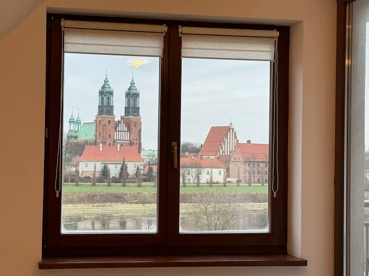 Riverside Apartment + Unobstructed Cathedral Views - Poznań