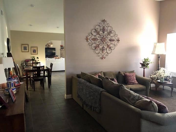 Santa Clarita Home Near Six Flags And More - Santa Clarita, CA